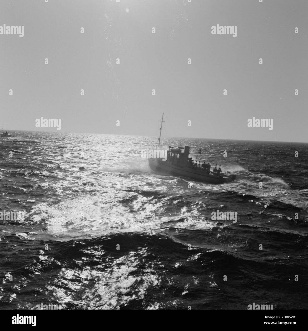 A few buoys are placed from the DREG IV by the service of hydrography ...