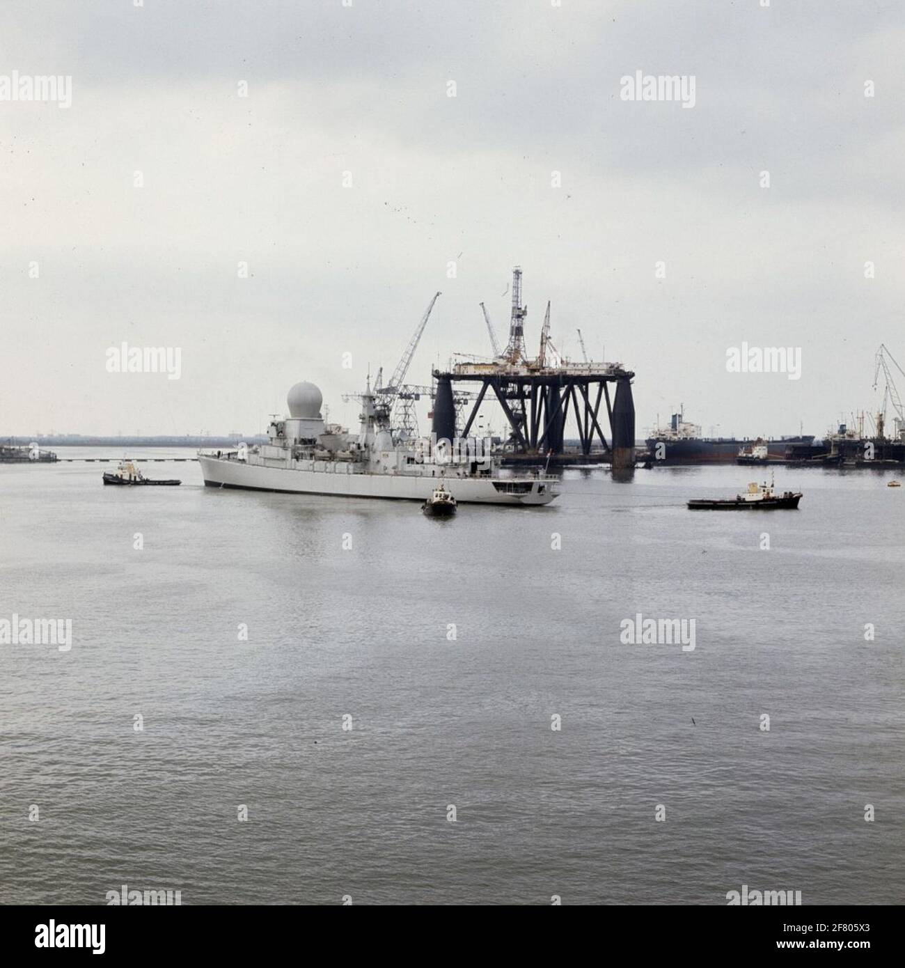 The GW frigate Hr.Ms. Tromp (1975-1999) passes an oil drill platform in ...