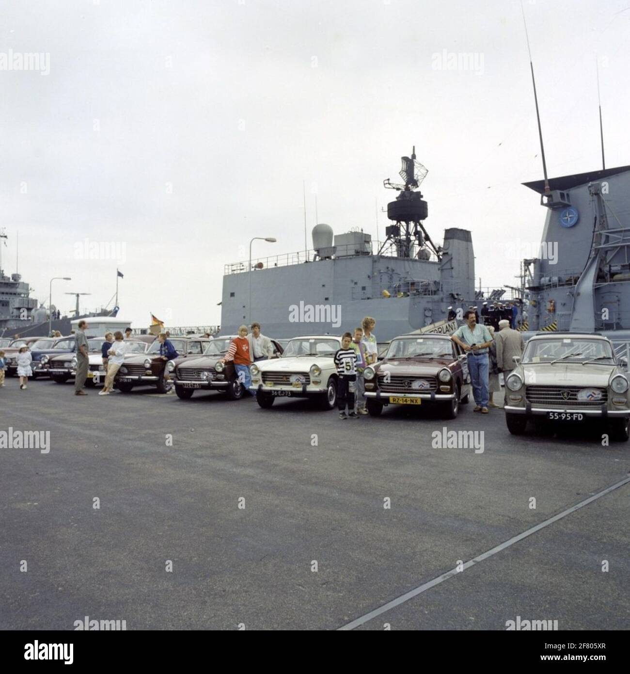 Oldtimers on the quay arranged with frigates and destroyers in the ...