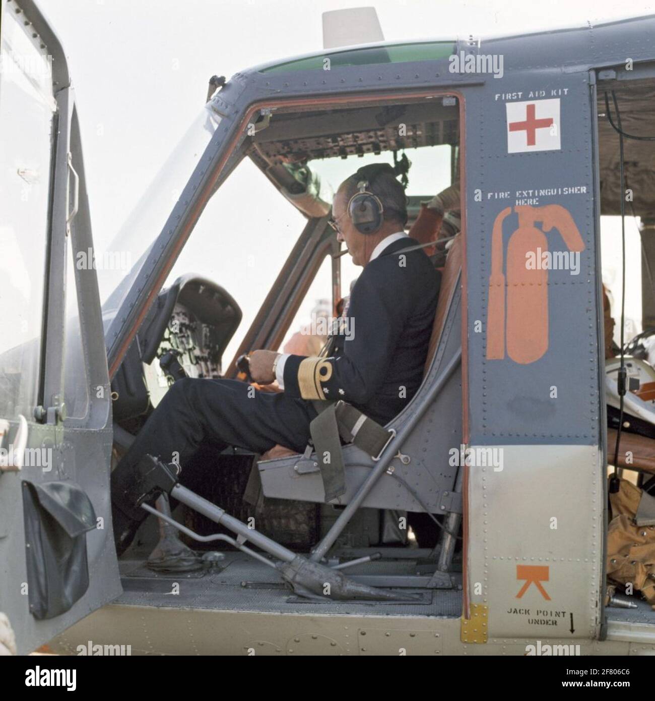 Prince Bernhard visits Den Helder and takes place in the pilot's chair ...