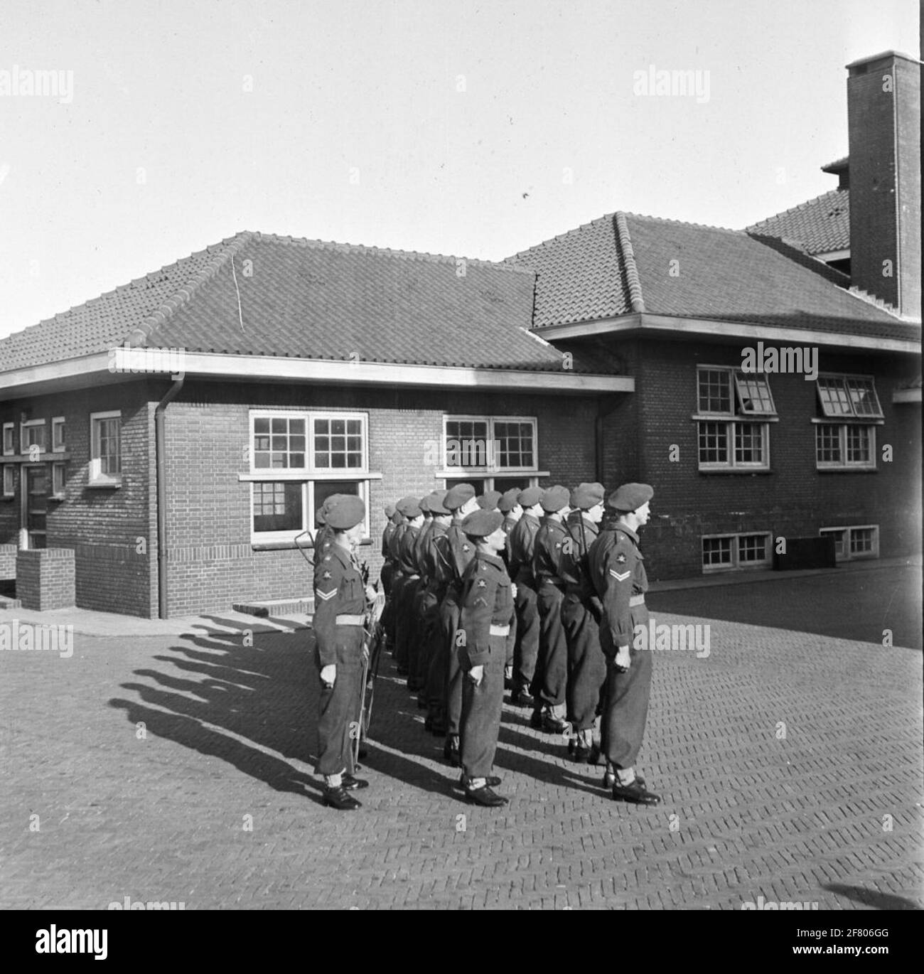 Peloton soldiers with the weapon at the foot in the posture: "Gives it ...