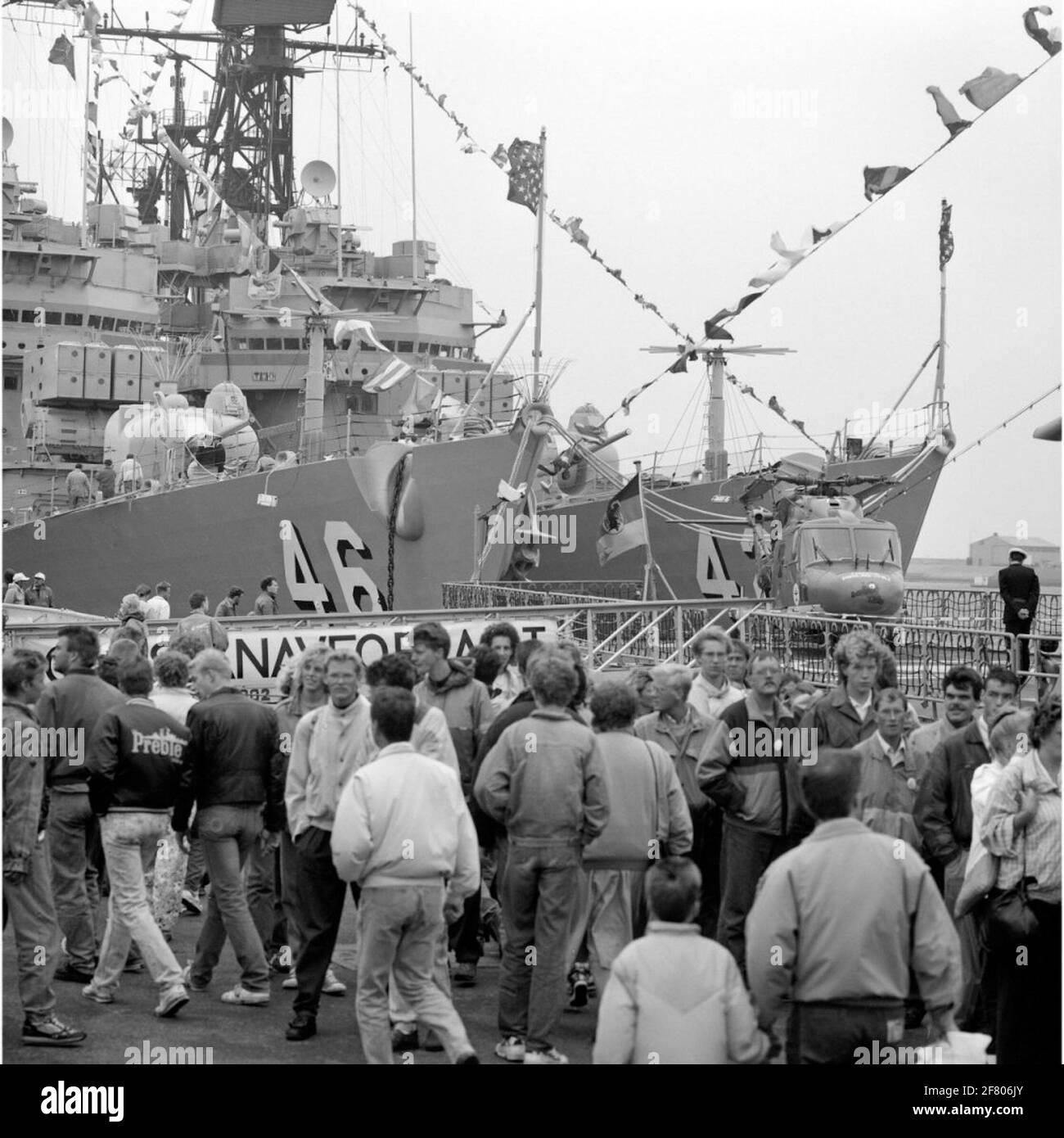 Fleet days 1989 in Den Helder.de Valreep to the German frigate FGS ...
