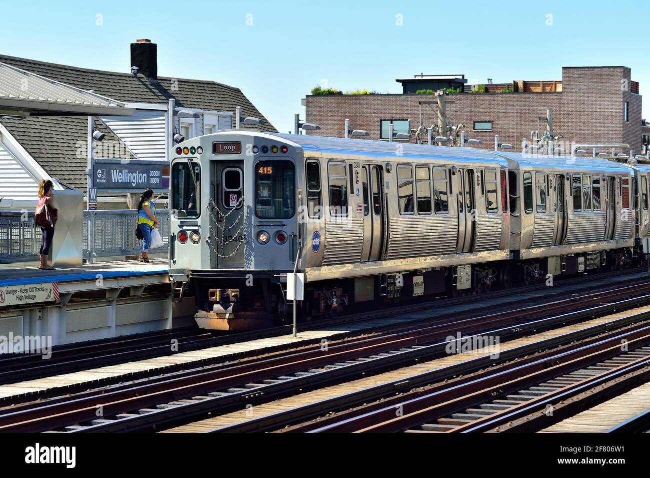 Elevated railroad stations hi-res stock photography and images - Alamy