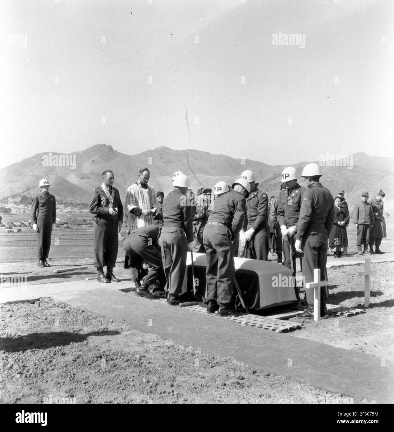 Soldiers of the military police let the coffin of the Hoengsong fallen ...