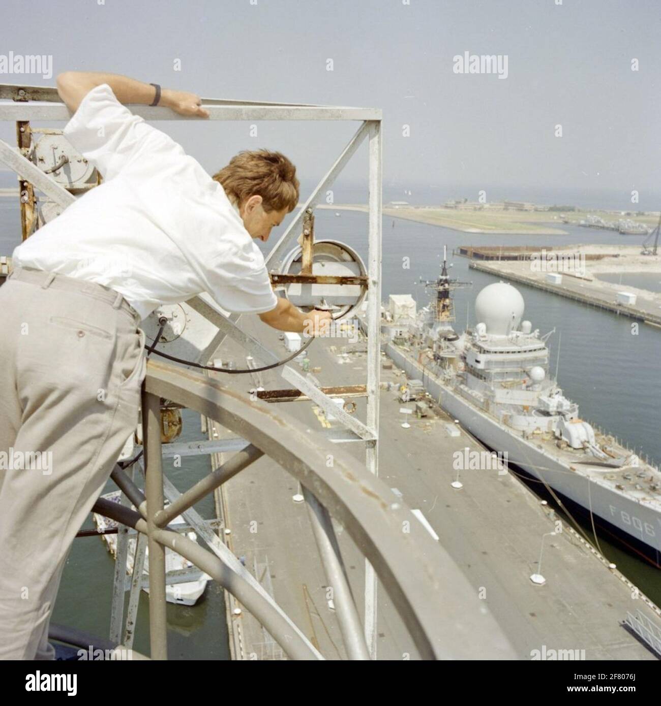 Navy devices on ship mast hi-res stock photography and images - Alamy