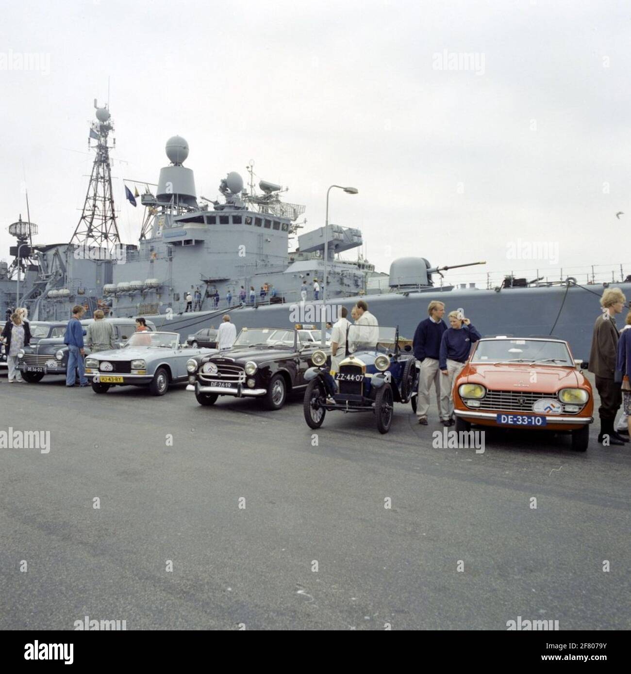Oldtimers on the quay arranged with Frigates and Destroyers in the ...