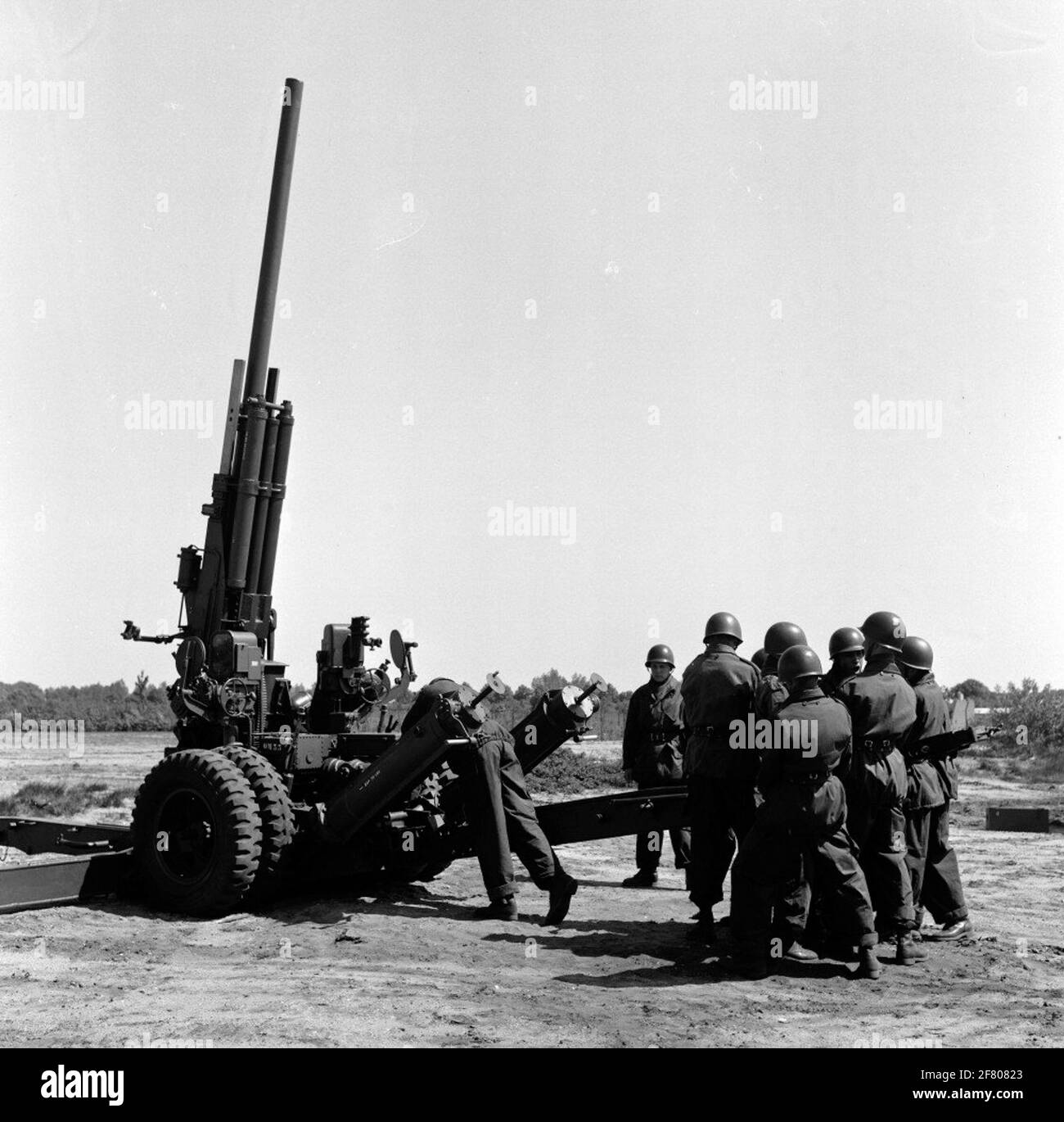 A battery exercise with the 90mm fire mouth on the air target artillery ...
