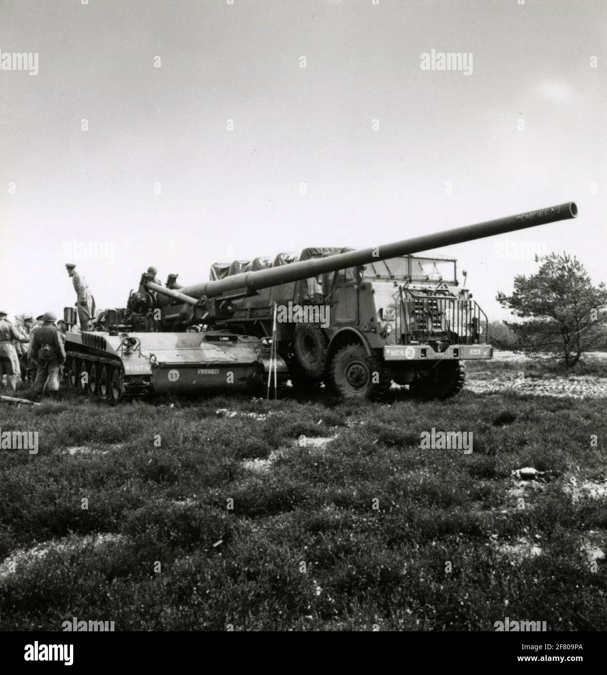 A mechanized piece of guns M-107 (175 mm) of the 107 field artillery ...