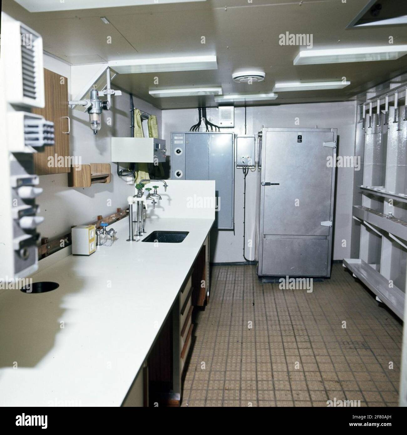 Oceanographic research vessel A / B laboratory Hr.Ms. Tydeman (1976 ...