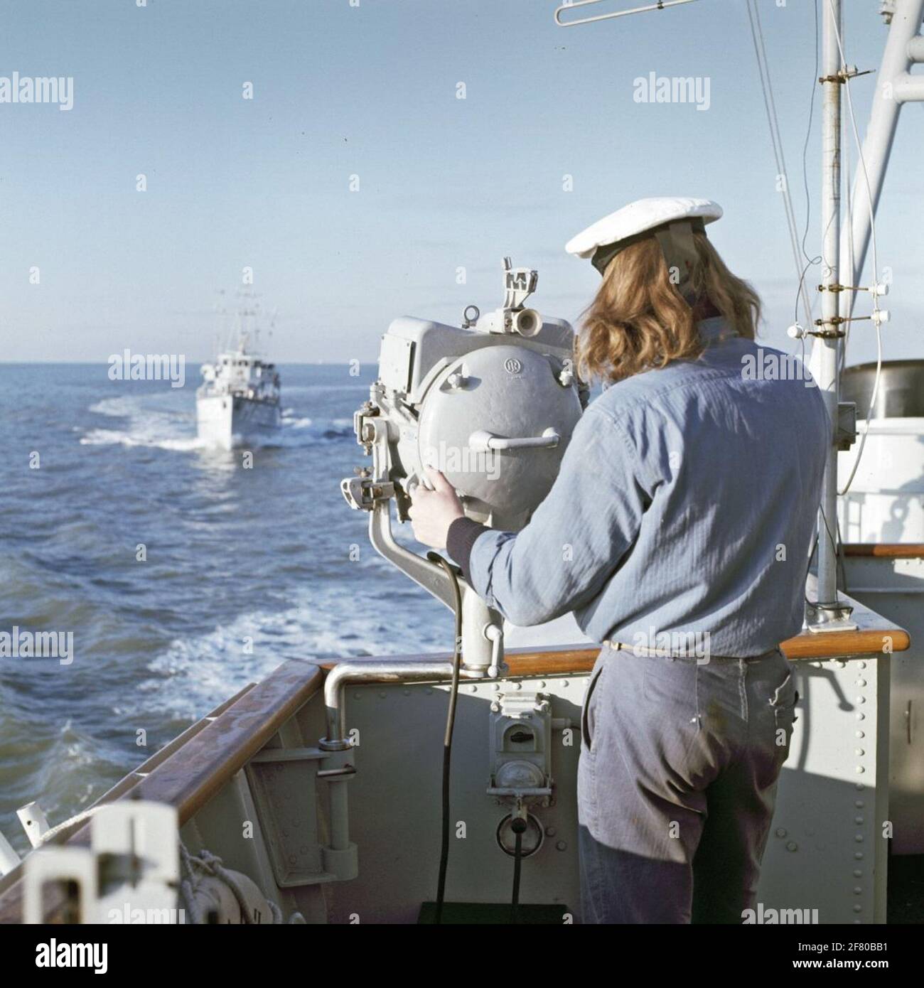 The coastal mine sweeper gets Hr.Ms in a mine sweeping flottle. Drunen ...