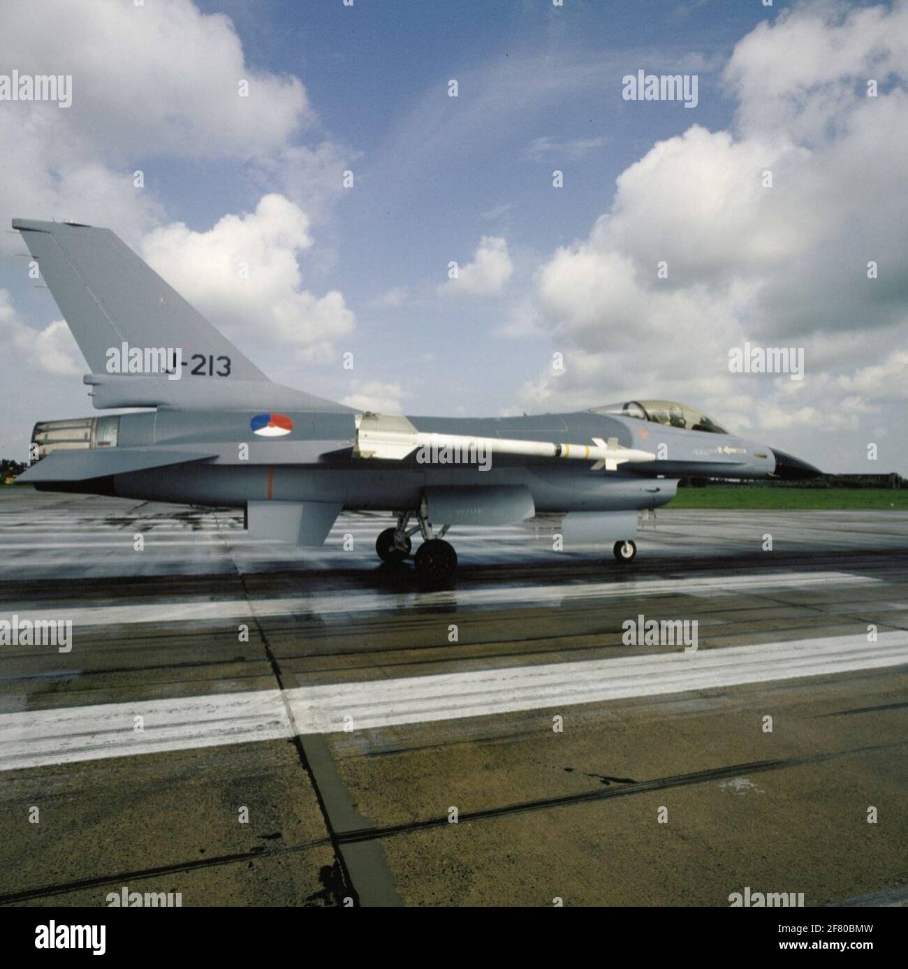 A General Dynamics F-16A with Aim-Sidewinder armament Stock Photo - Alamy