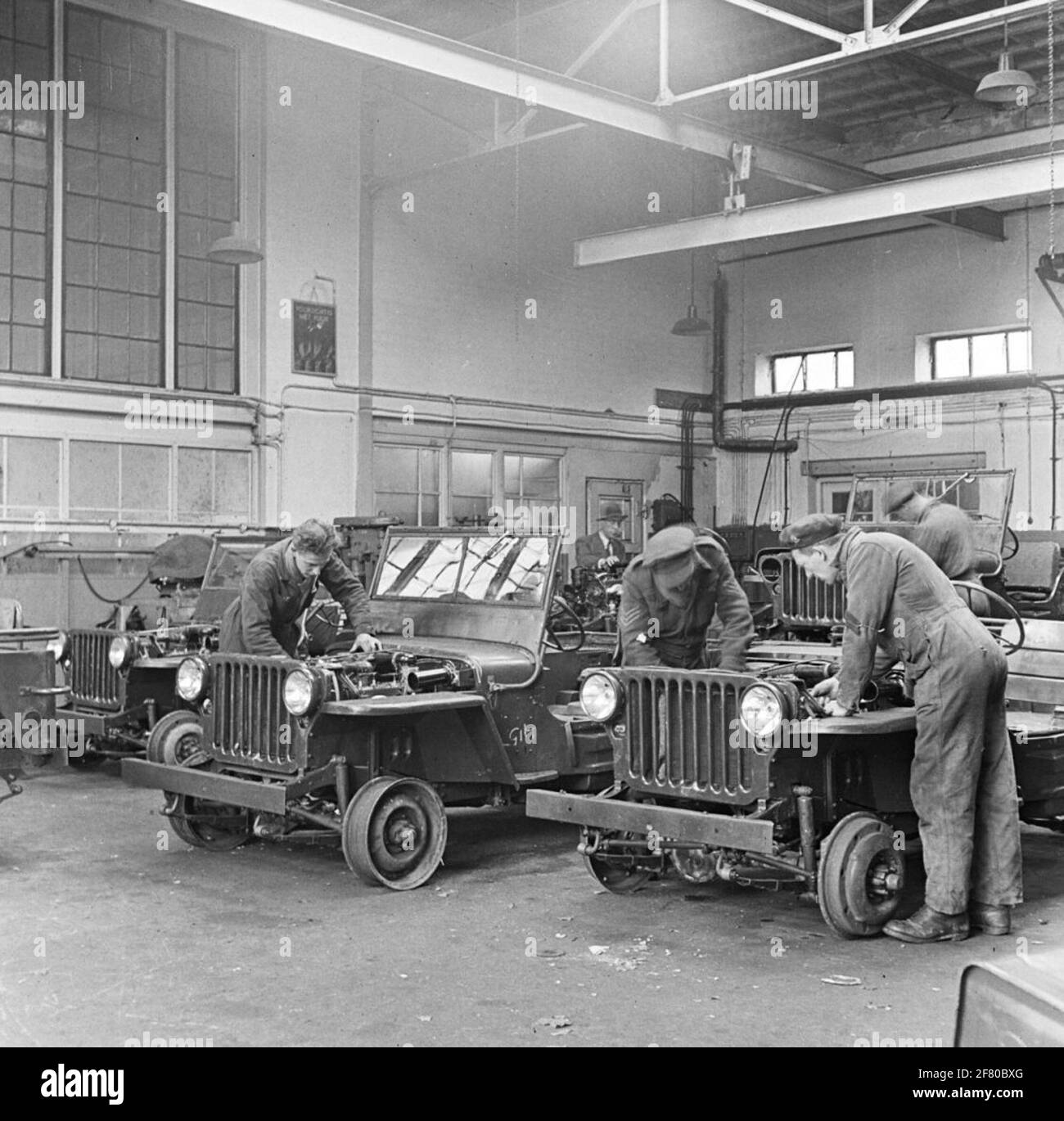 Work on jeeps in a motor vehicle workshop Stock Photo - Alamy