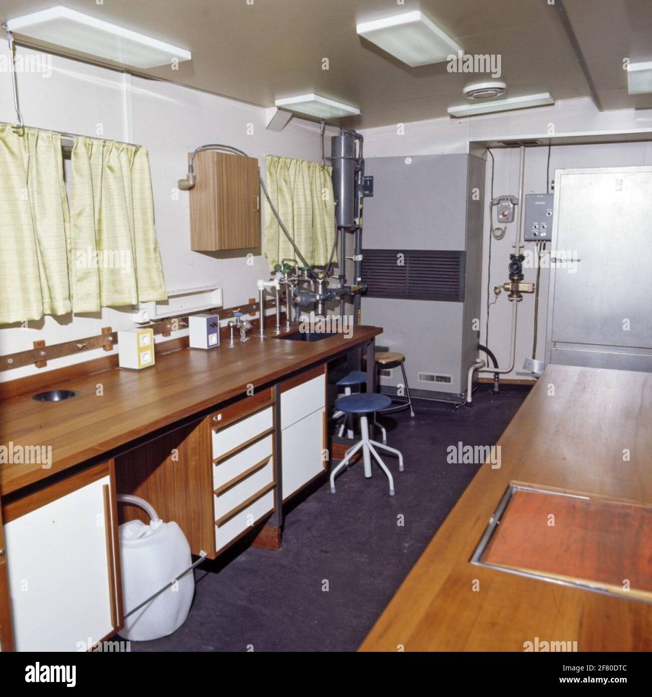 Oceanographic research vessel A / B laboratory Hr.Ms. Tydeman (1976 ...