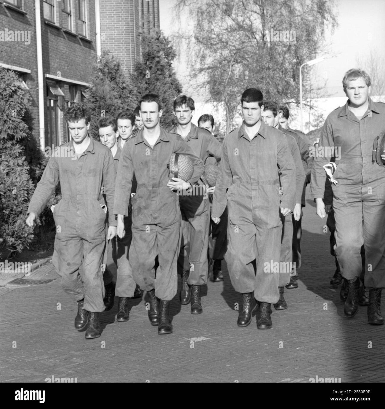Soldiers who follow a course at the command troops are managed ...