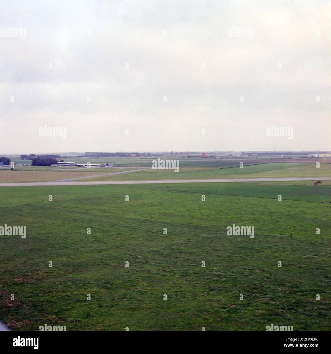 Surroundings of MarineLiegkamp de Kooy. Links in the photo, the runway ...