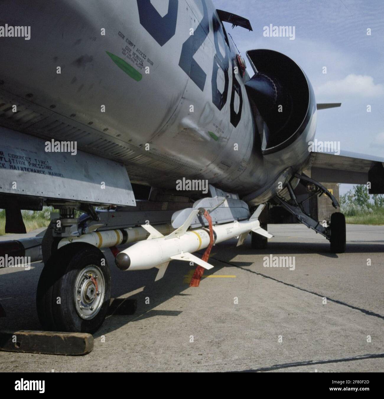 Lockheed F-104G Starfighter van 323 squadron met AIM-9J Sidewinder "air ...