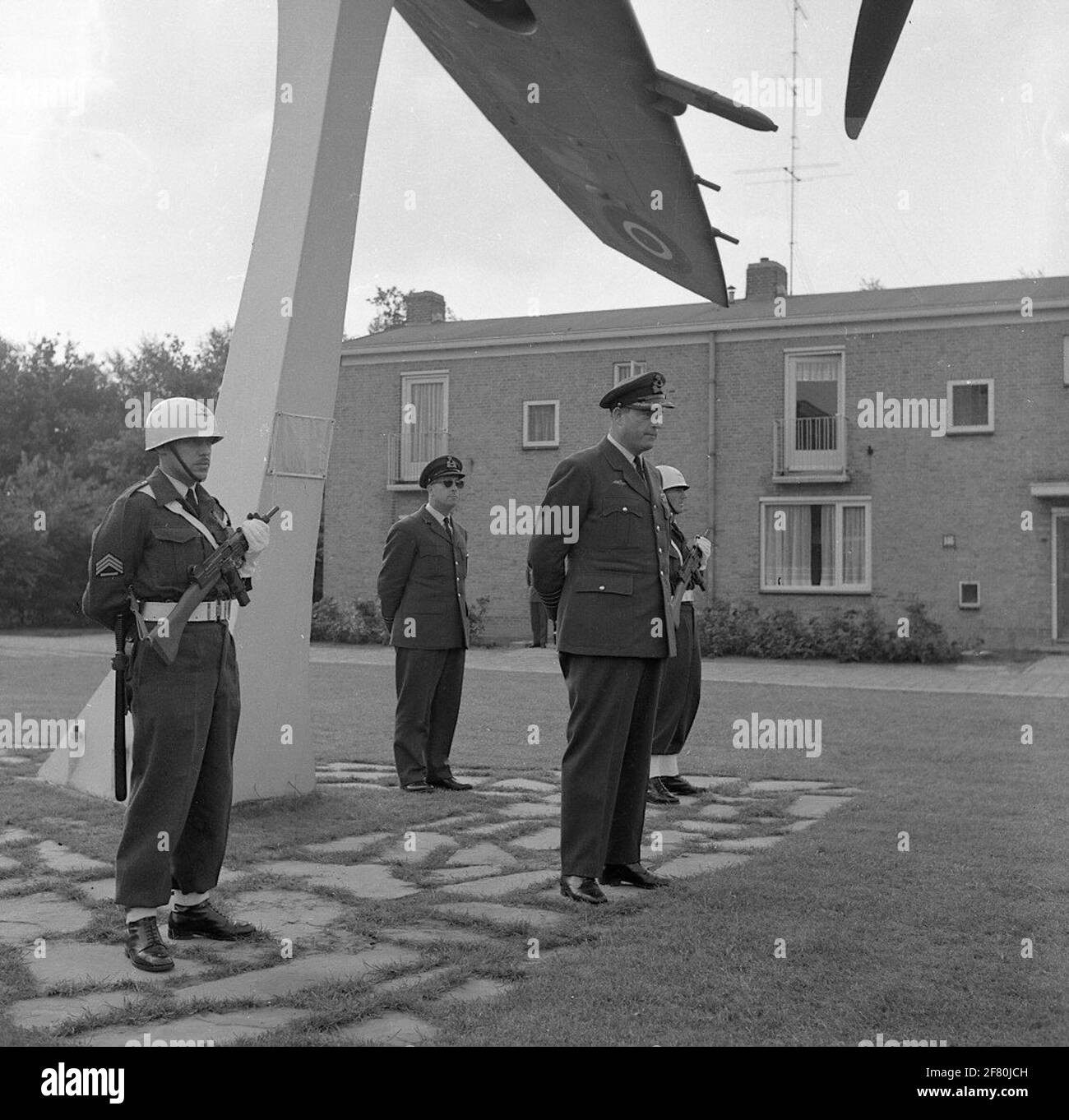 Official disclosure of a plaque and placement on a metal base on the ...