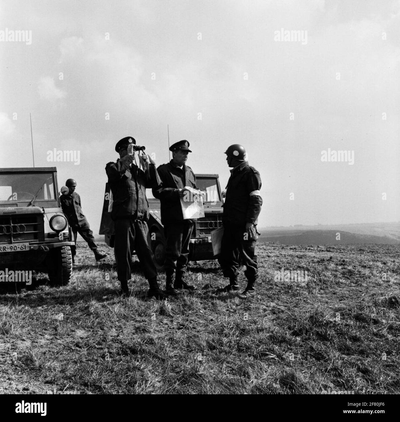 Binoculars i Black and White Stock Photos & Images - Alamy