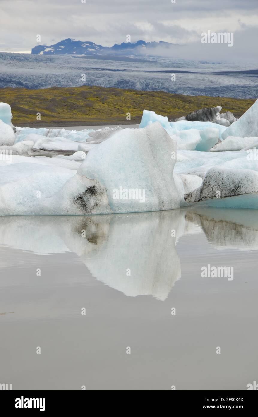 Vertical shot of ice glaciers in the lake in the natural landscape ...