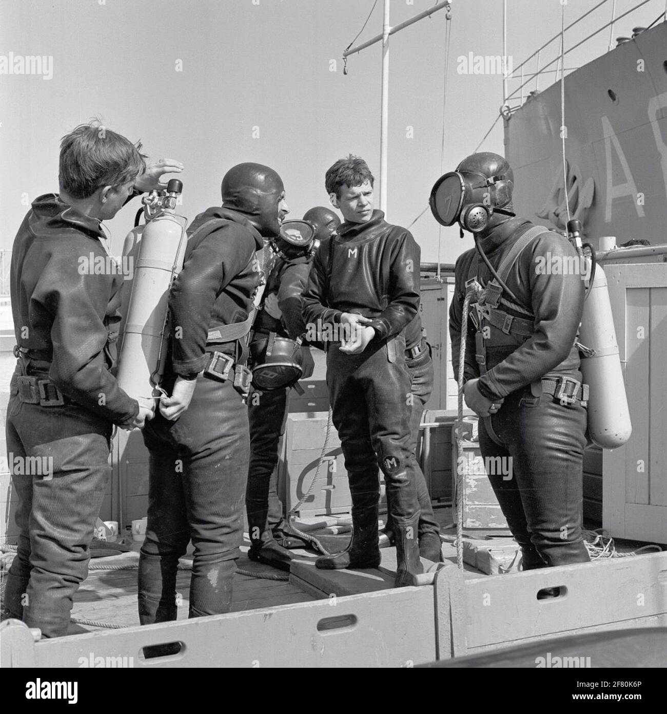 Training Kikvorsman in Den Oever. Instructions prior to diving. In the ...