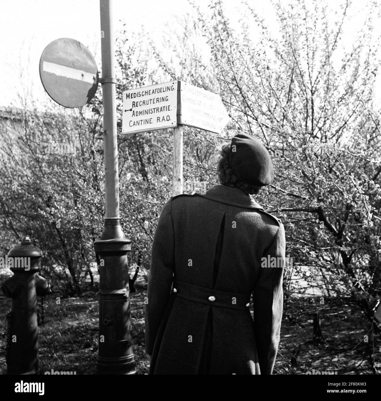 Soldier women help corps hi-res stock photography and images - Alamy