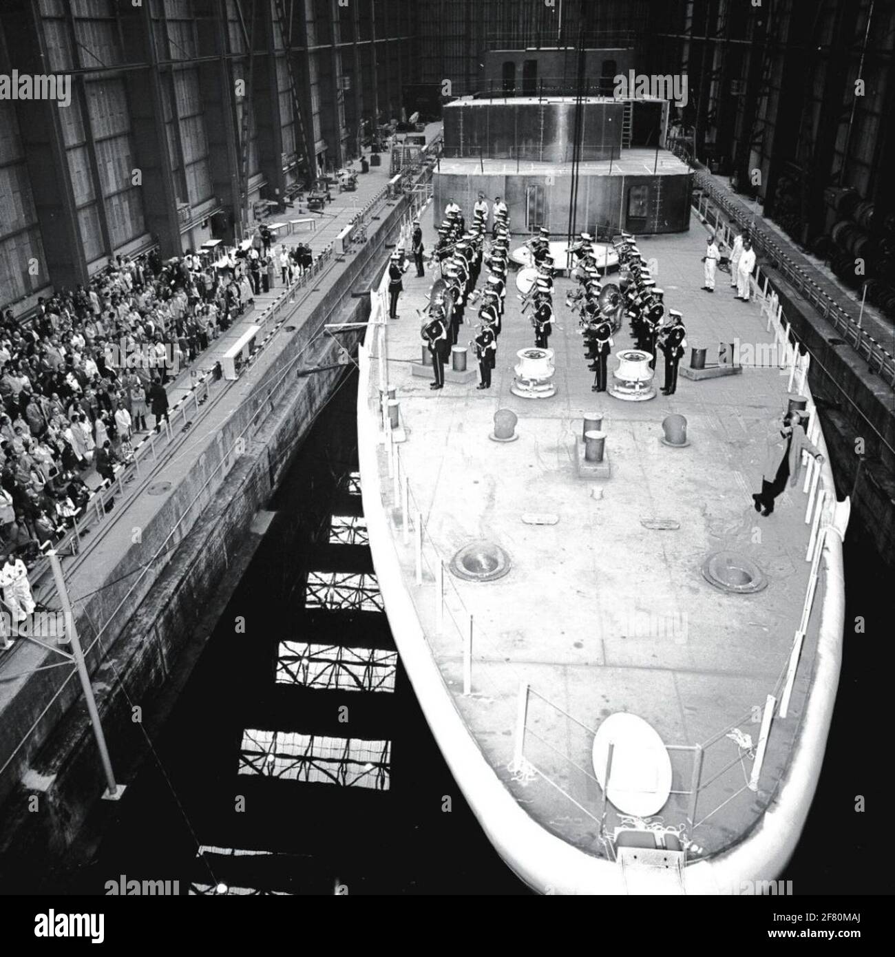 Queen Beatrix leaves HR.MS guided arms factory. Tromp (1975-1999) in ...