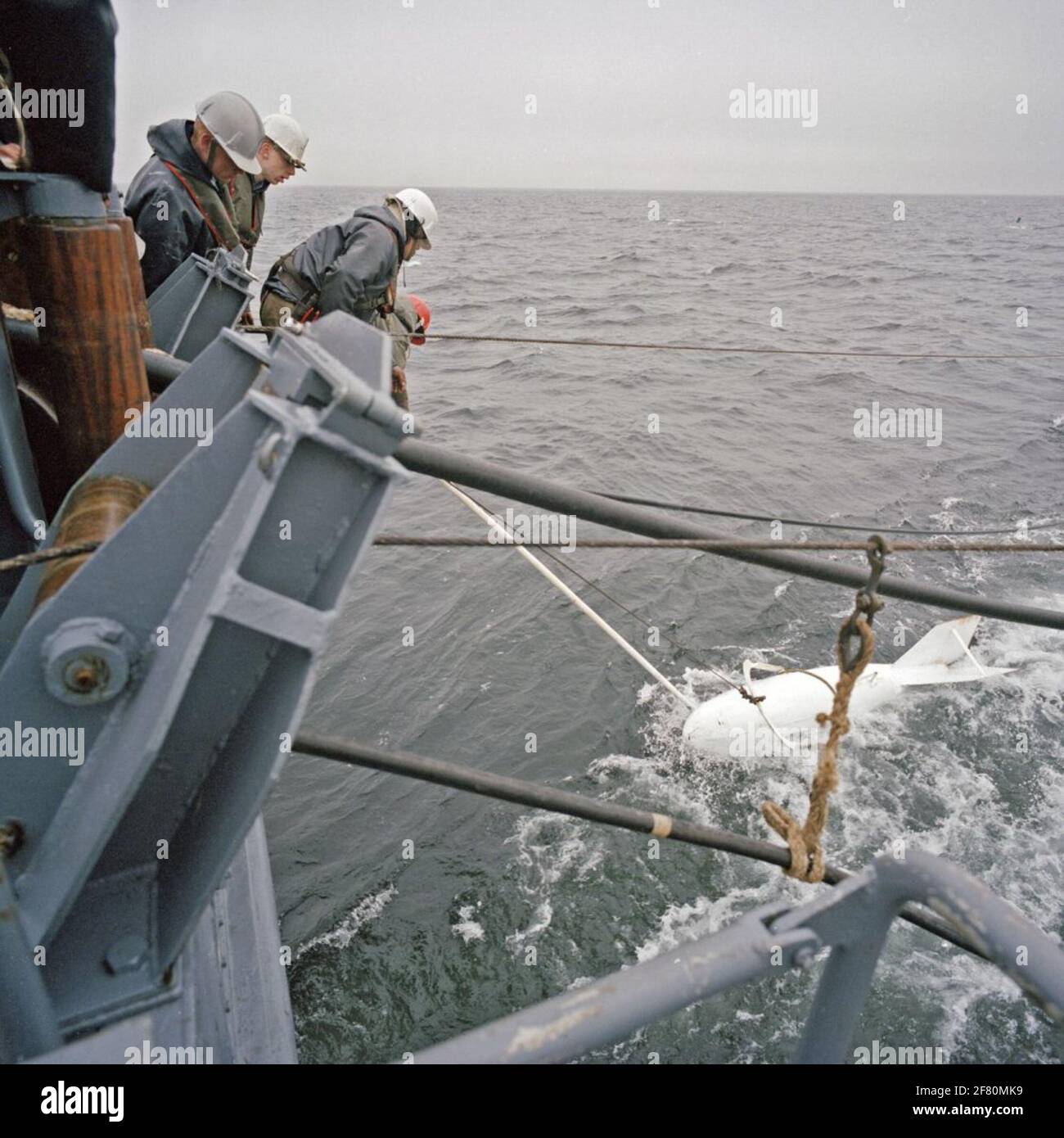 Releasing the lift through a coastal mine sweeper from the Dokkum class ...