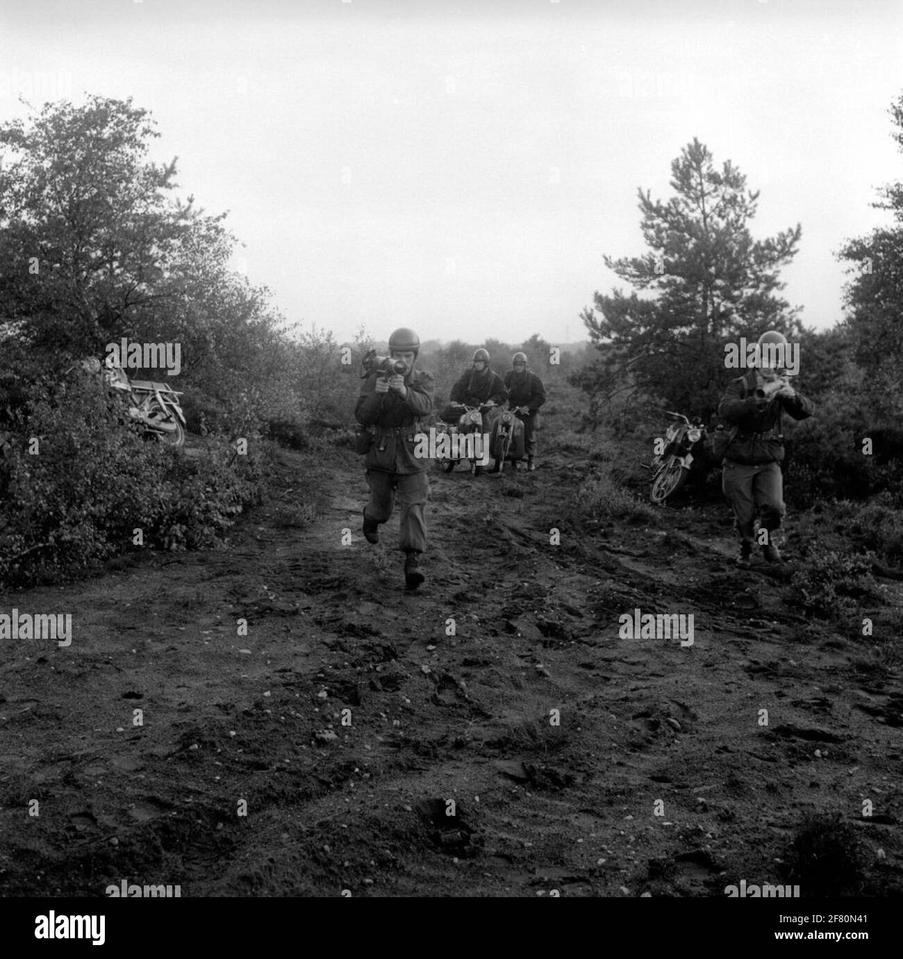Soldiers of the staff of 1 division 'December 7' make during an ...