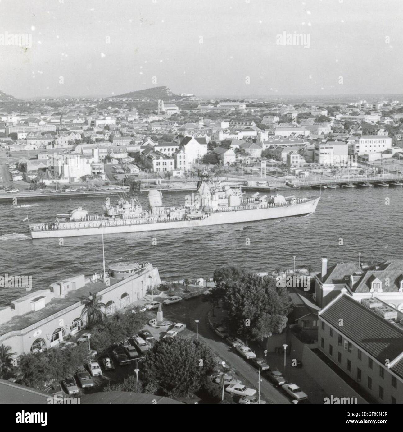 Submarine hunter Hr.Ms. Rotterdam. (1957-1981) Arrivering in Willemstad ...