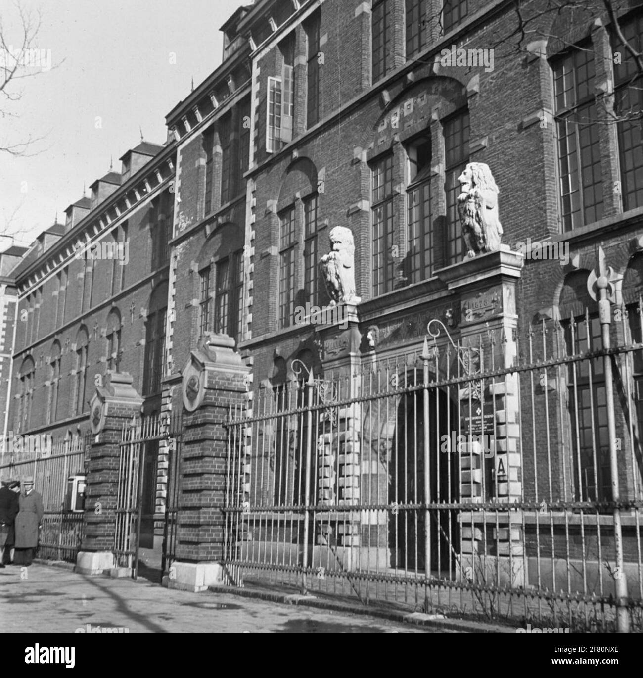 Fencing wall Black and White Stock Photos & Images - Alamy
