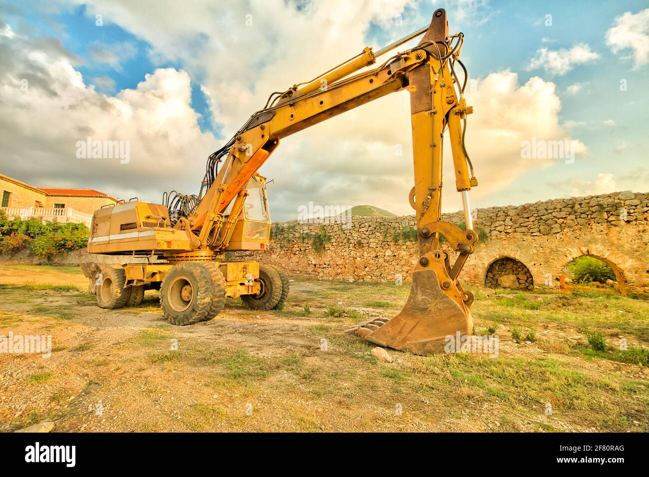 Side view excavator digger hi-res stock photography and images - Alamy
