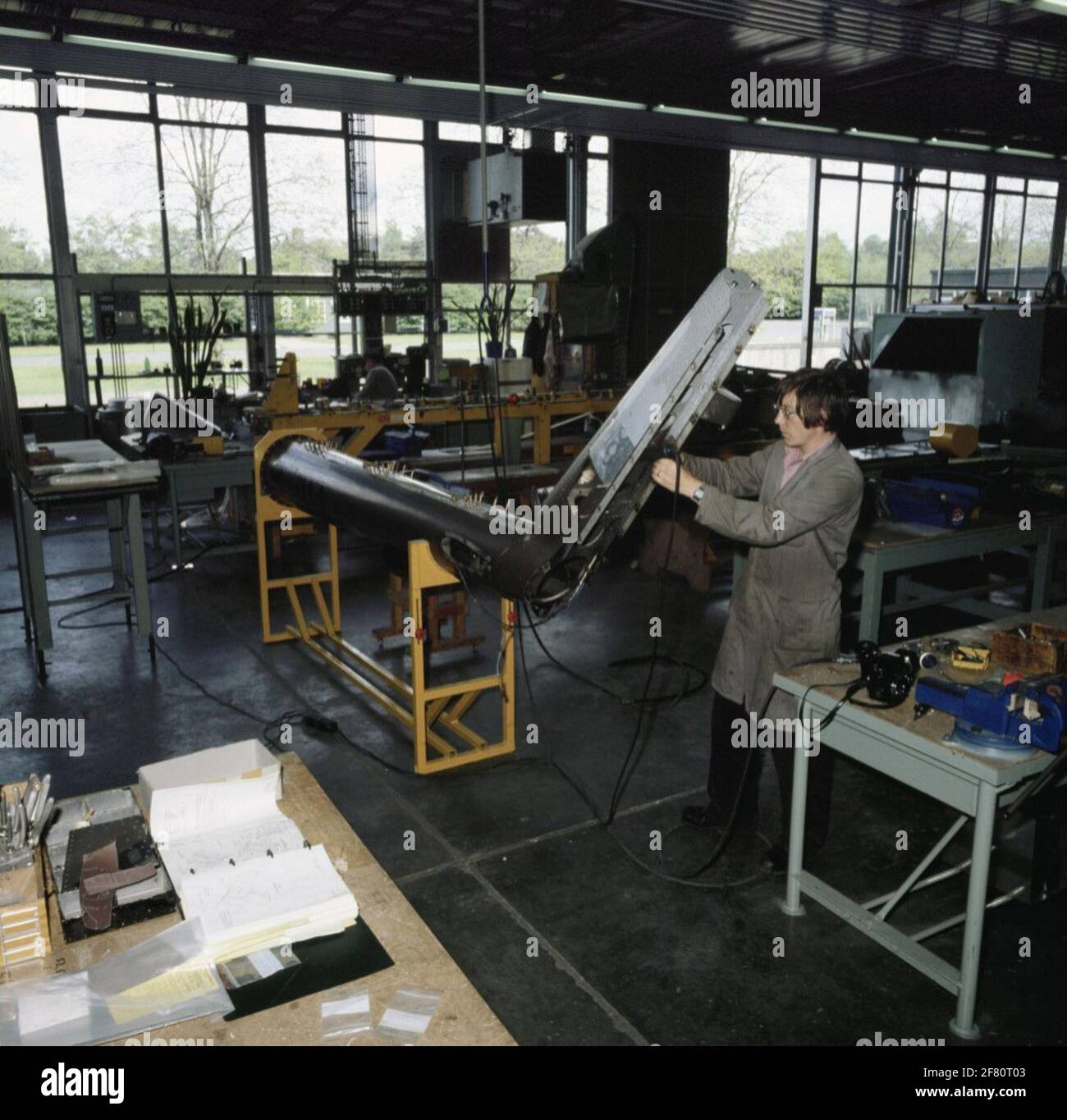 Helicopter maintenance repair and overhaul hi-res stock photography and ...