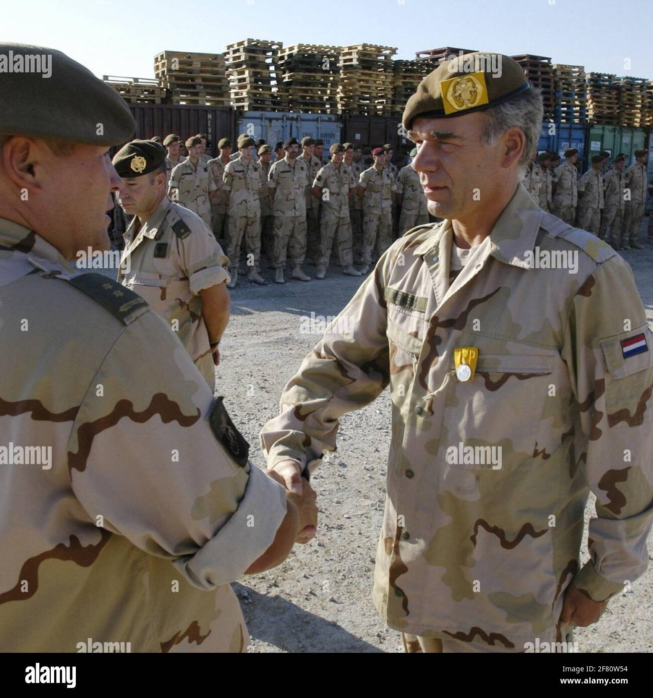 Sergeant Major Venema receives the front of the troops the distinction ...