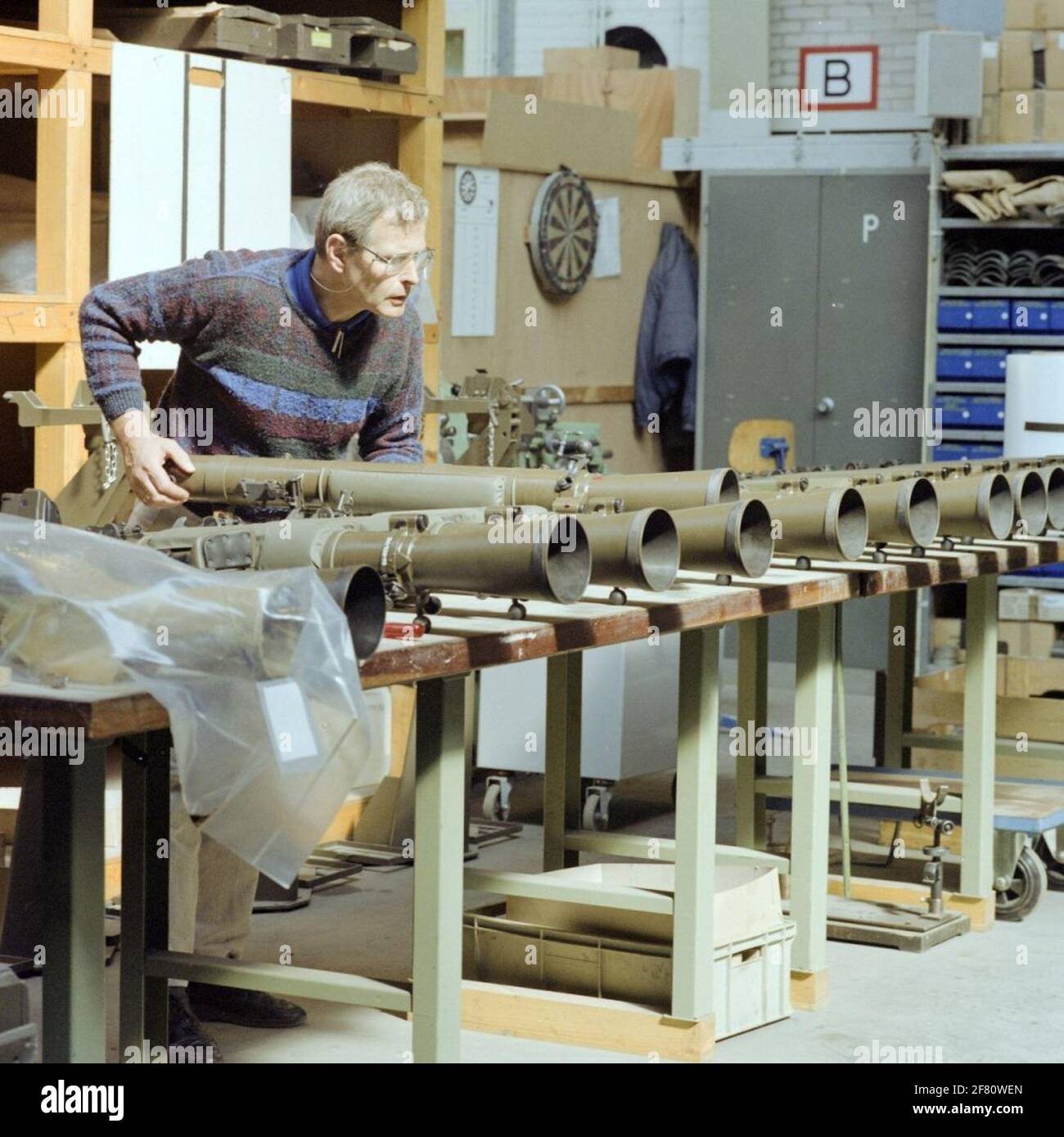 Inspection small weapons at the arms shops in Den Helder in May 1989 ...