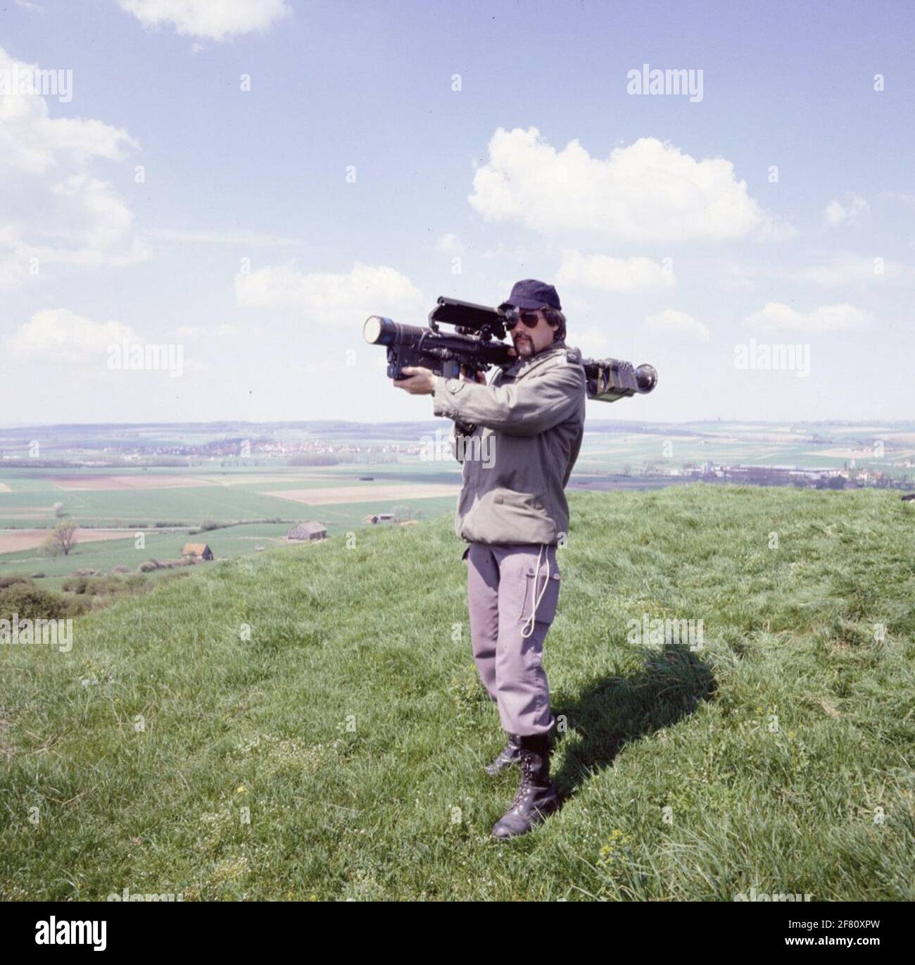 Air defense in the field. The Stingerchutter uses the weapon on the ...