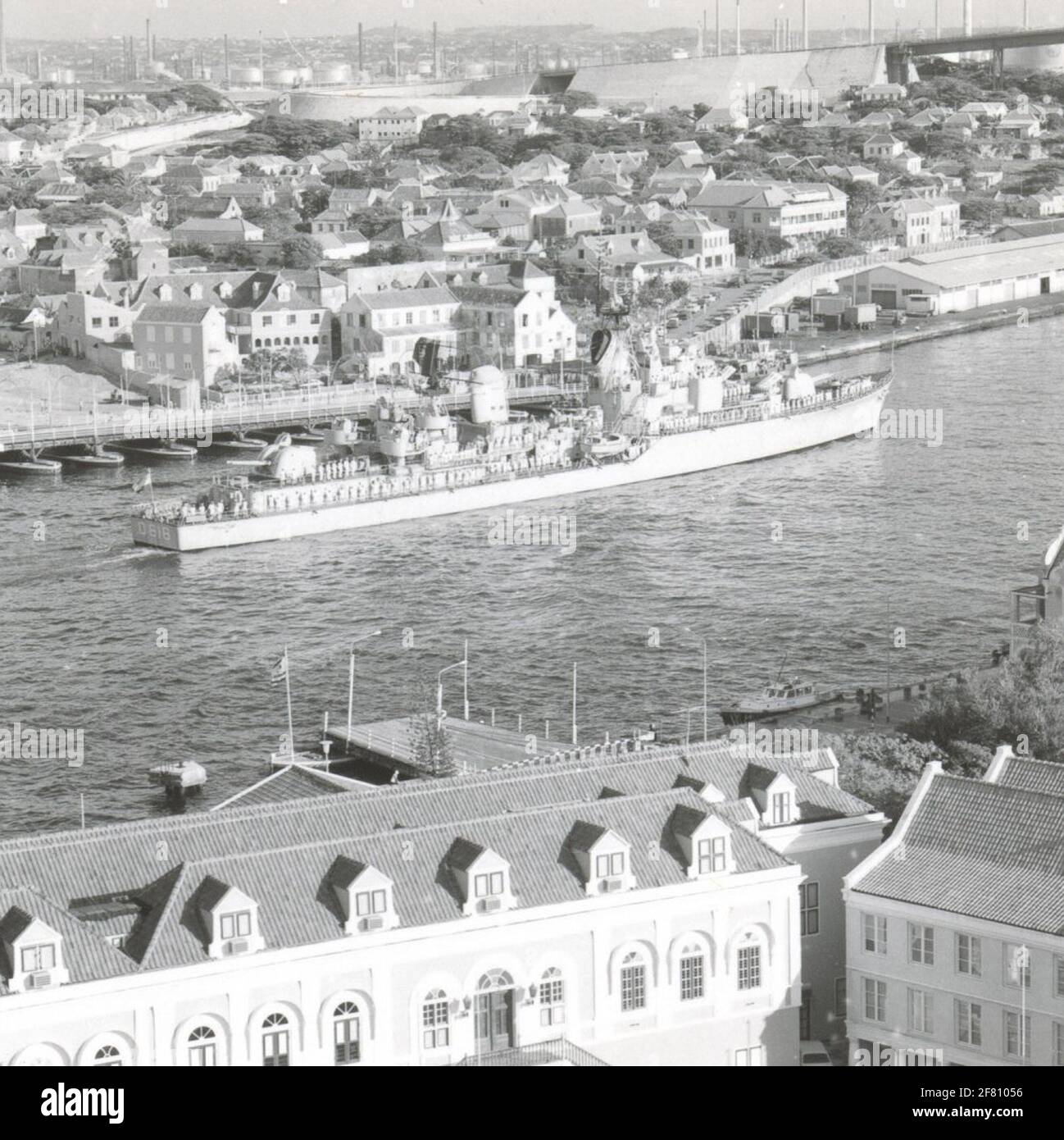 Submarine hunter Hr.Ms. Rotterdam. (1957-1981) Arrivering in Willemstad ...