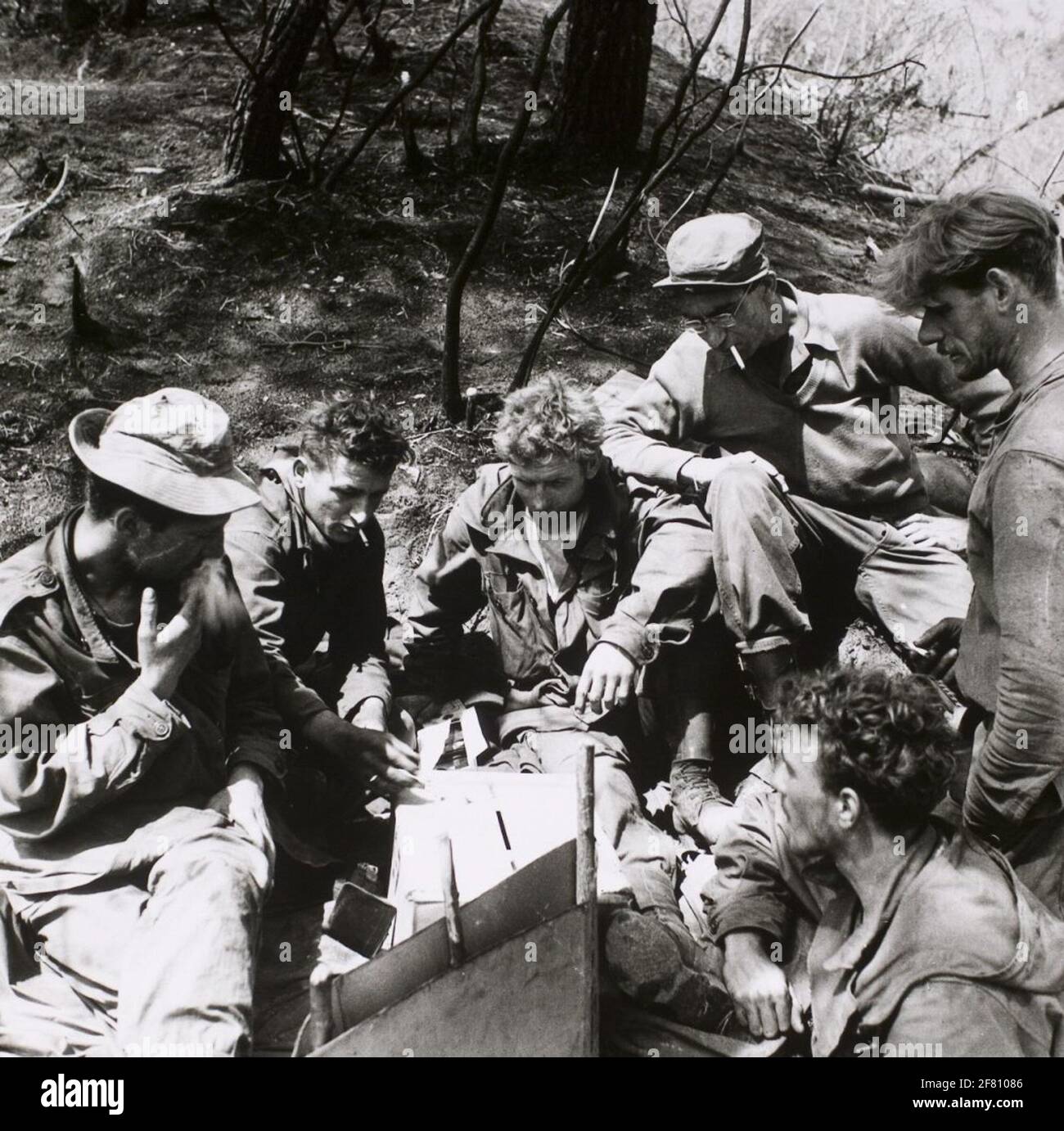 Soldiers of the NDVN play a game of 'Knobbelen' in a statement. The sun ...