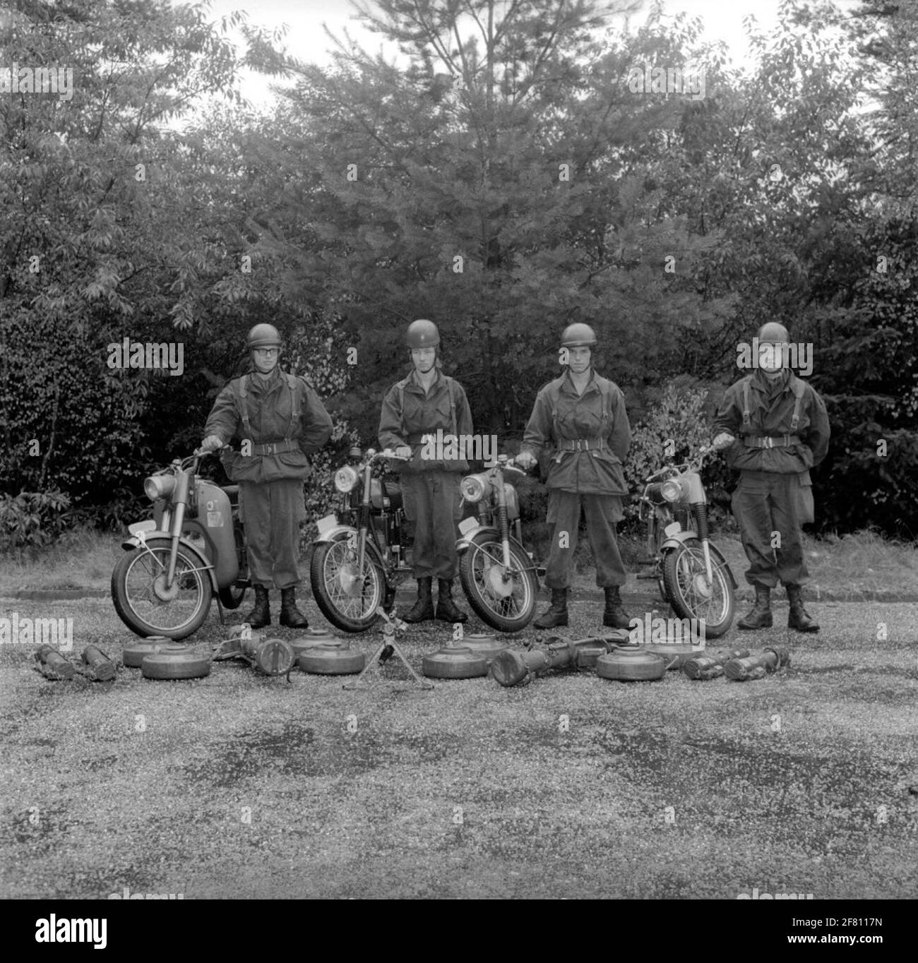 Soldiers of the staff of 1 division 'December 7' make during an ...