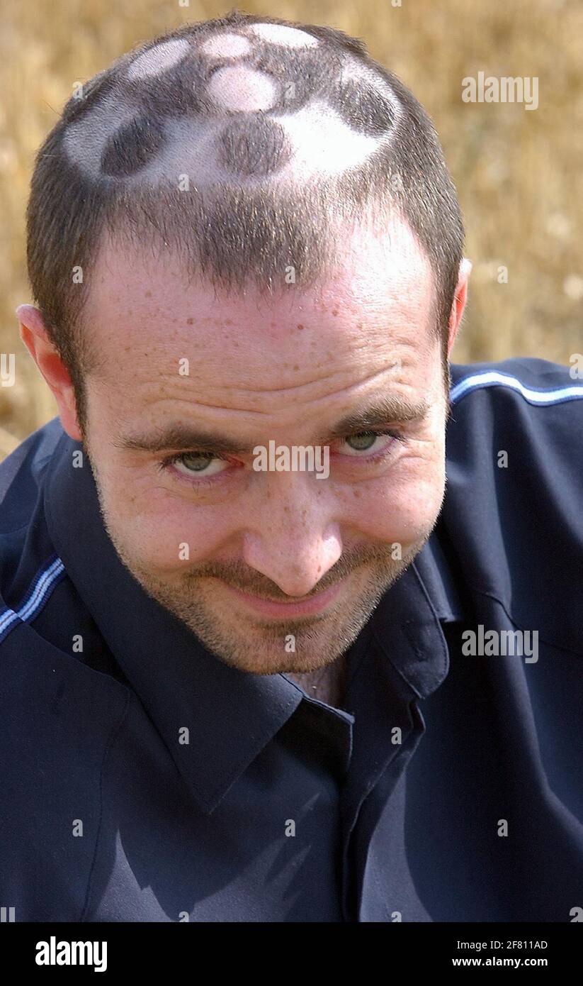 KEIR TERRY WITH HIS CROP CIRCLE HAIRCUT. PIC MIKE WALKER, 2002 Stock ...