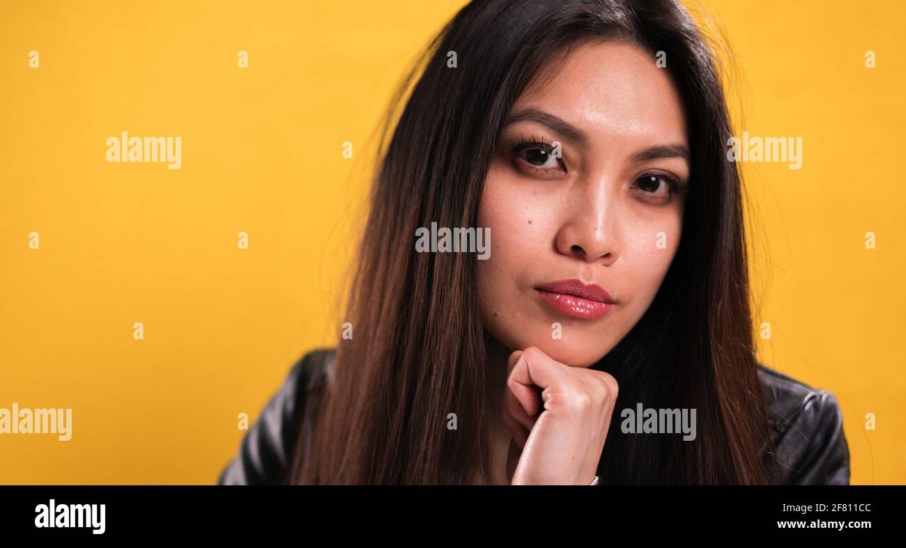 Young woman in her mid-20s posing for the camera Stock Photo - Alamy