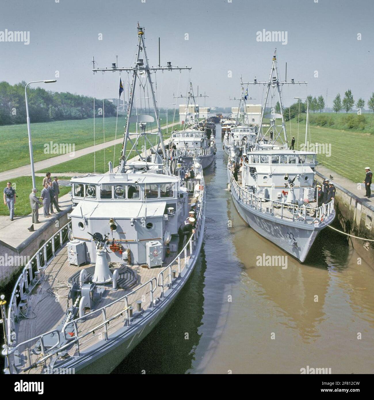 Shriep water sweeps with O.A. Right for Hr.Ms. Van Moppes (1960-1984 ...