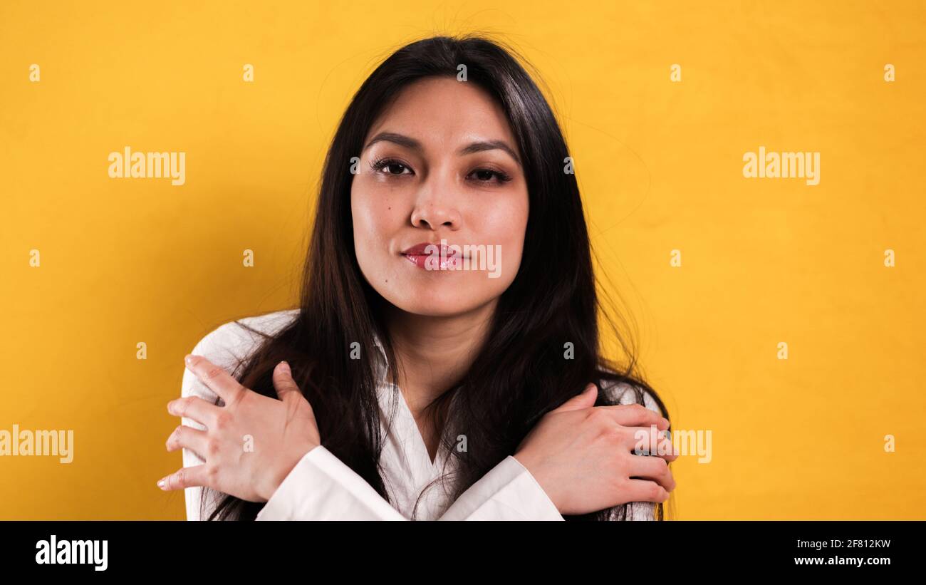 Young woman in her mid-20s posing for the camera Stock Photo - Alamy