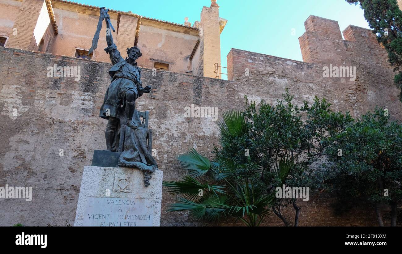 Statue old brick building hi-res stock photography and images - Alamy