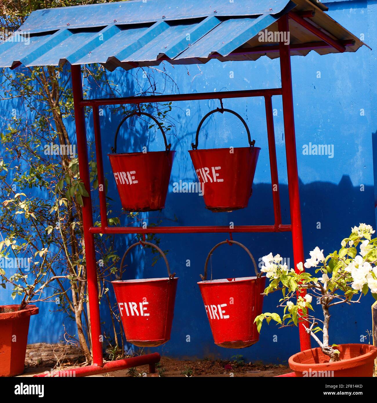 Fire extinguisher sand bucket hi-res stock photography and images - Alamy