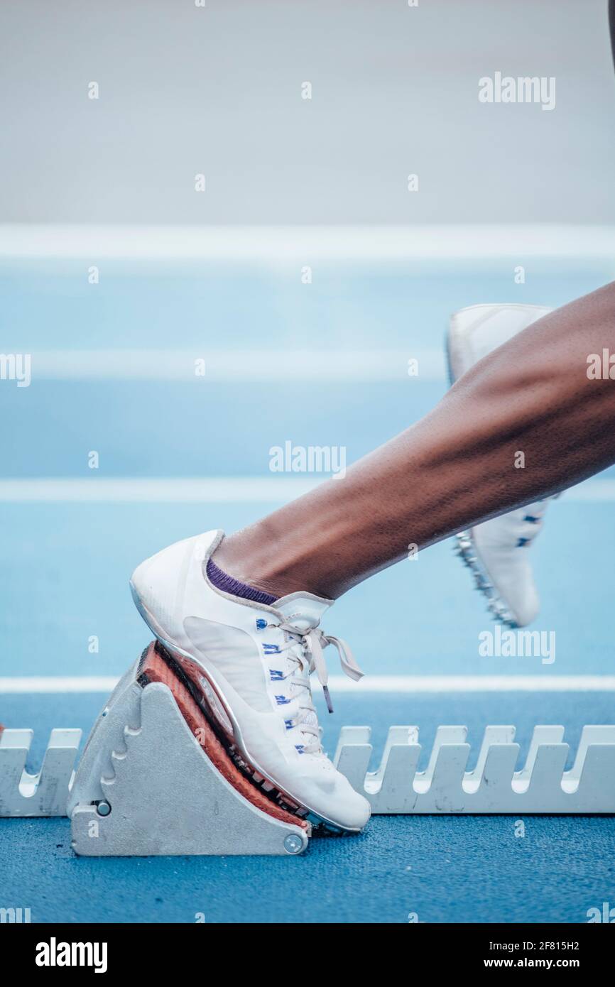 Female athlete in starting blocks hi-res stock photography and images ...