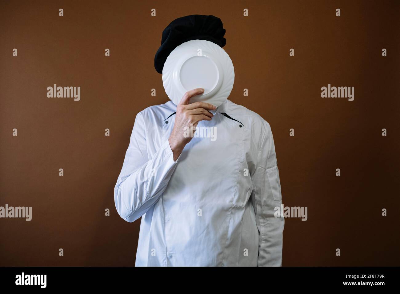 Male chef with an empty plate Stock Photo - Alamy
