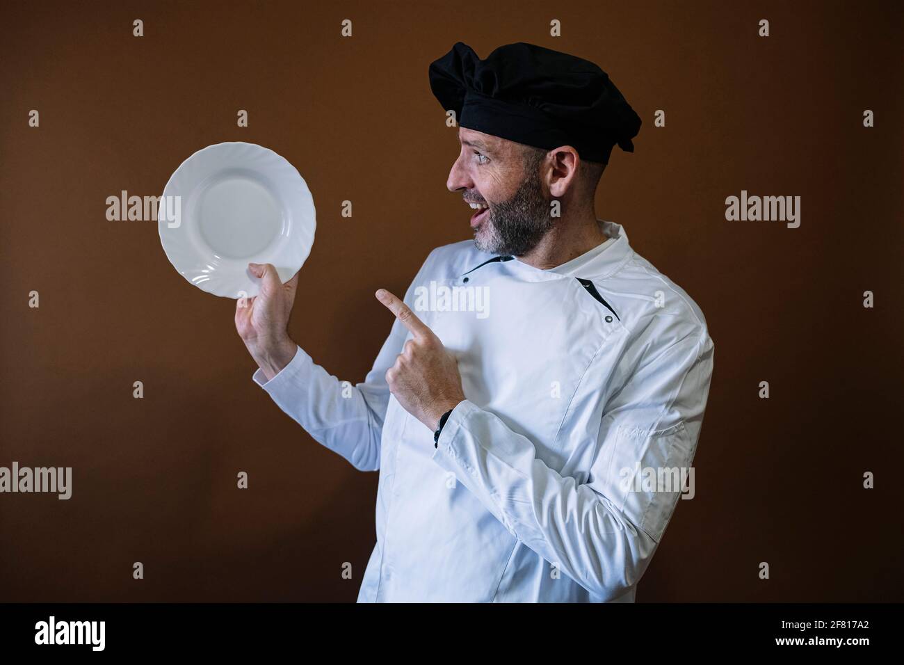 Male chef with an empty plate Stock Photo - Alamy