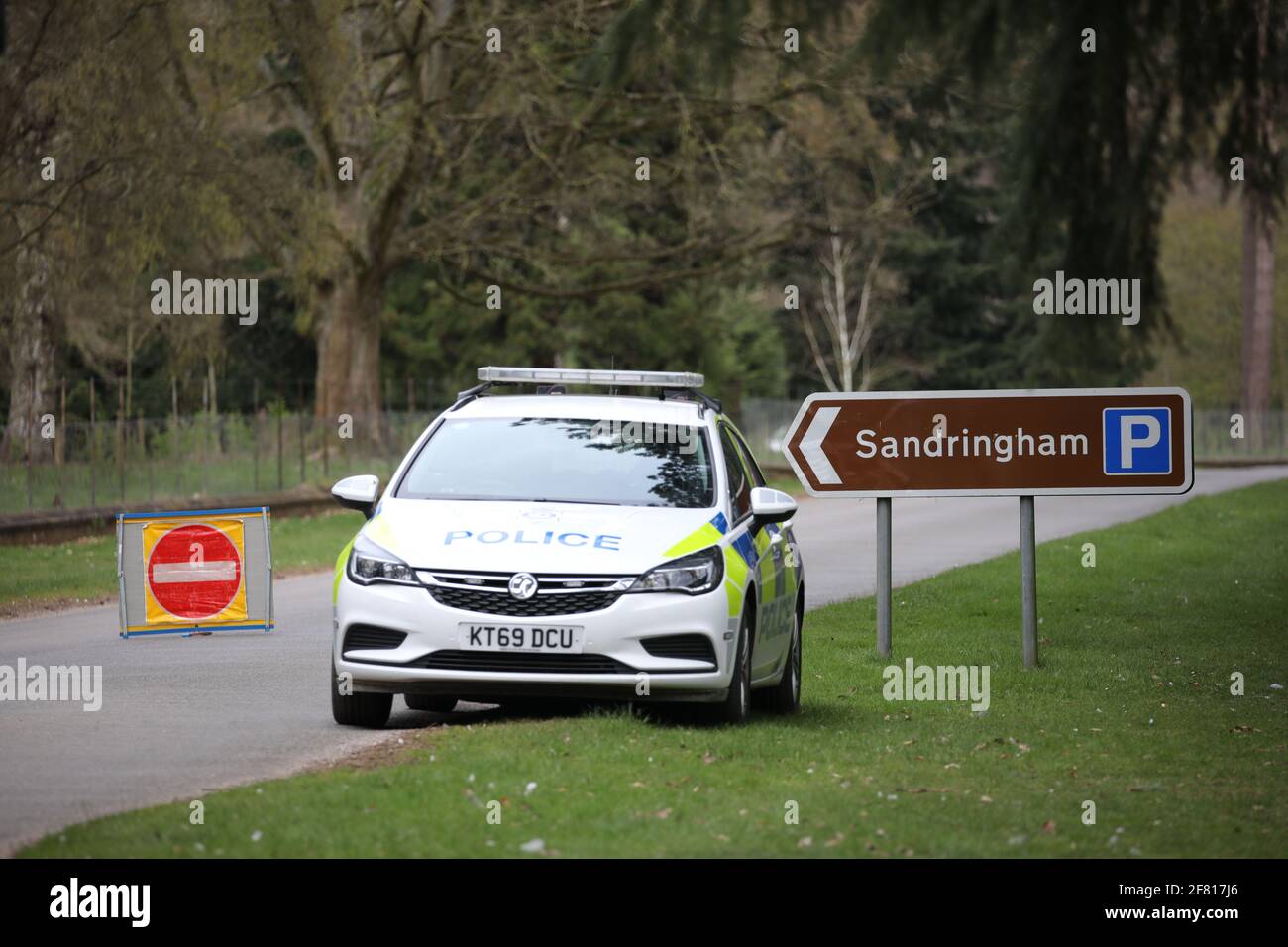 Prince philip passes away sandringham hi-res stock photography and ...