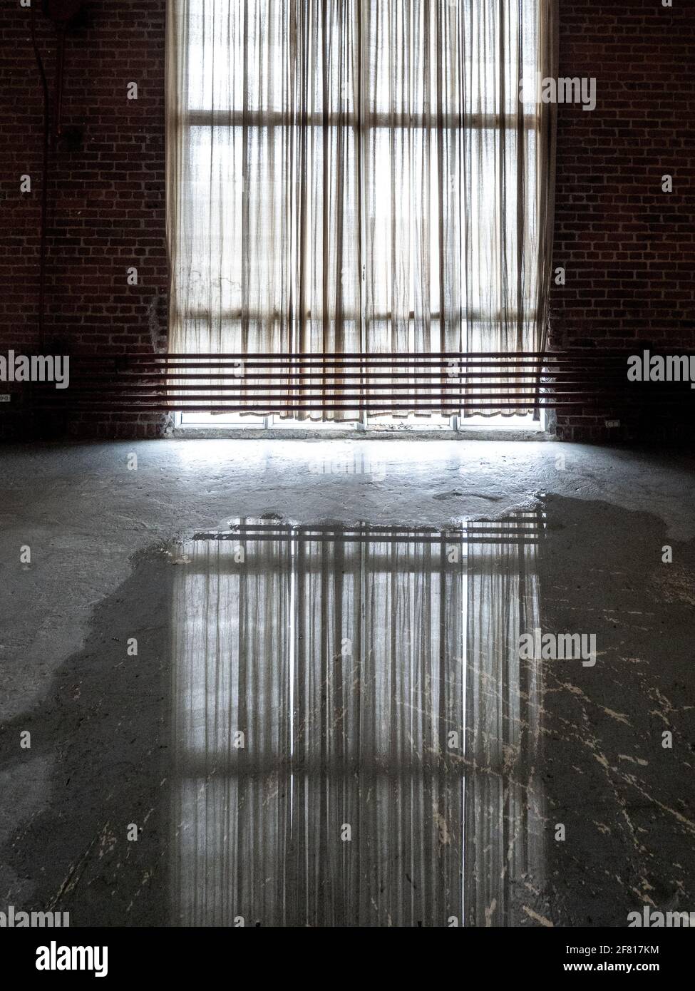 Reflecting floor hi-res stock photography and images - Alamy