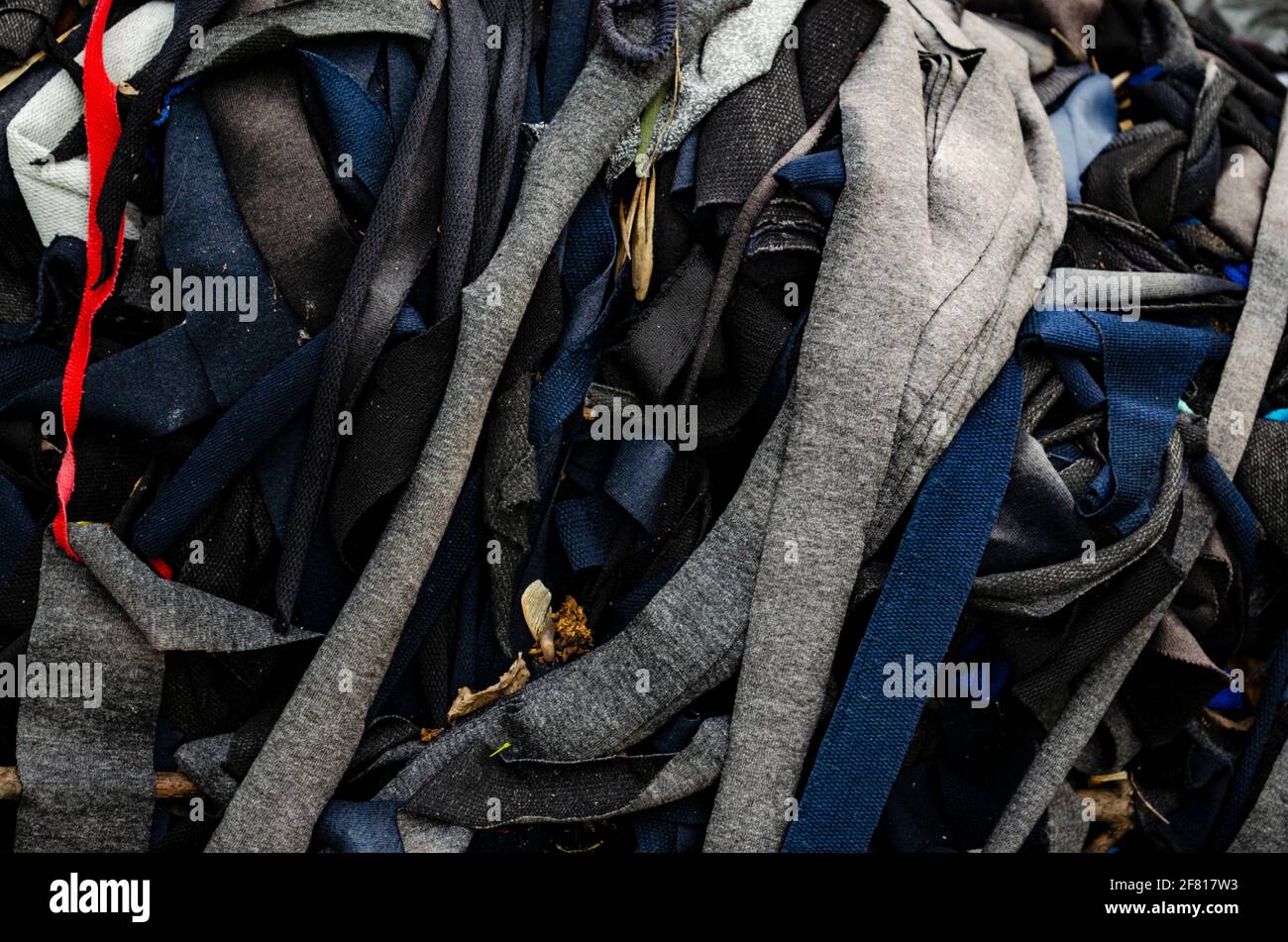 Trash that is a piece of cloth, old cloth is thrown away along the way ...